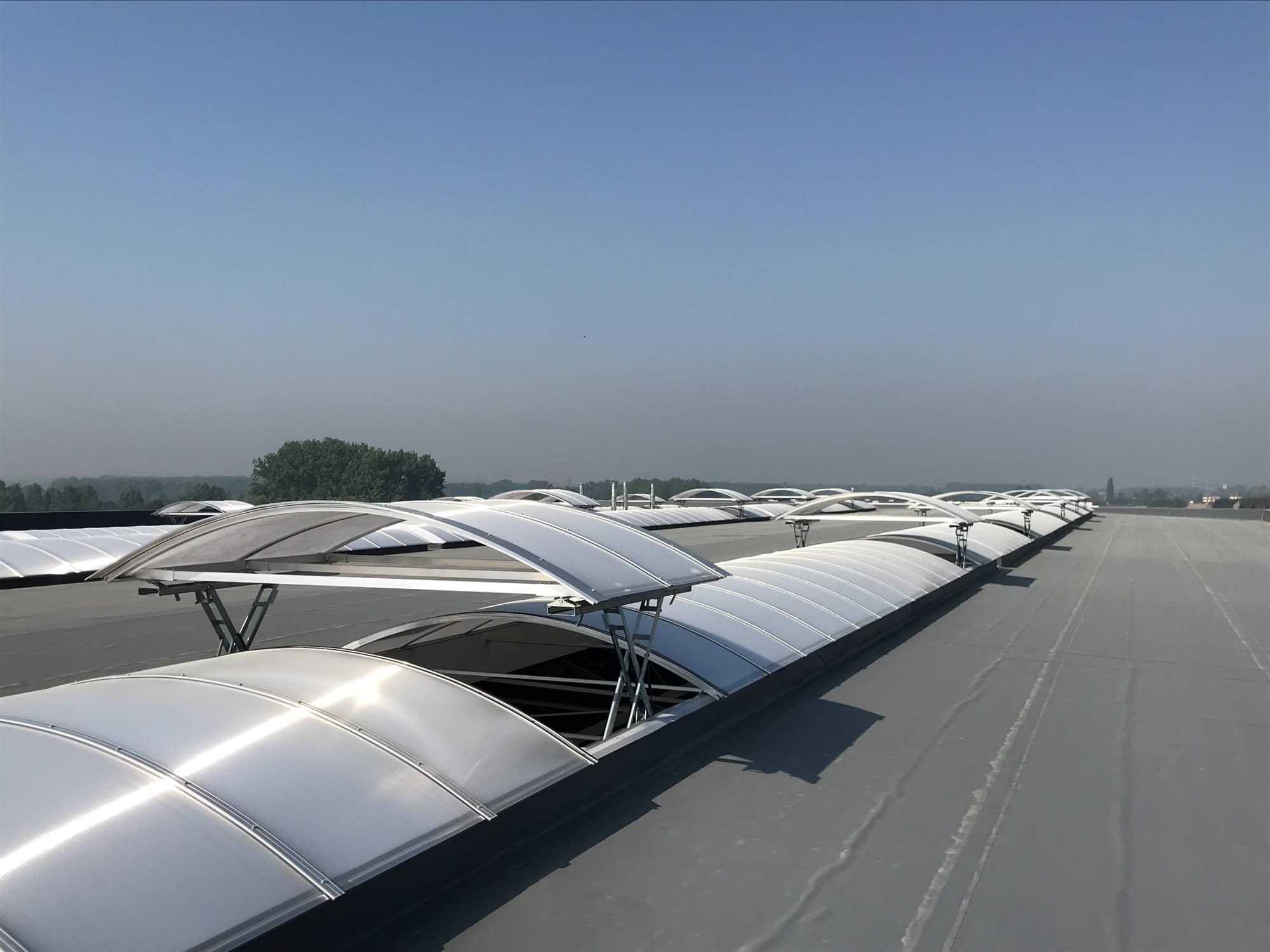 Rookluiken en lichtstraten voor Tilkin Powder Coatings - Caroplast